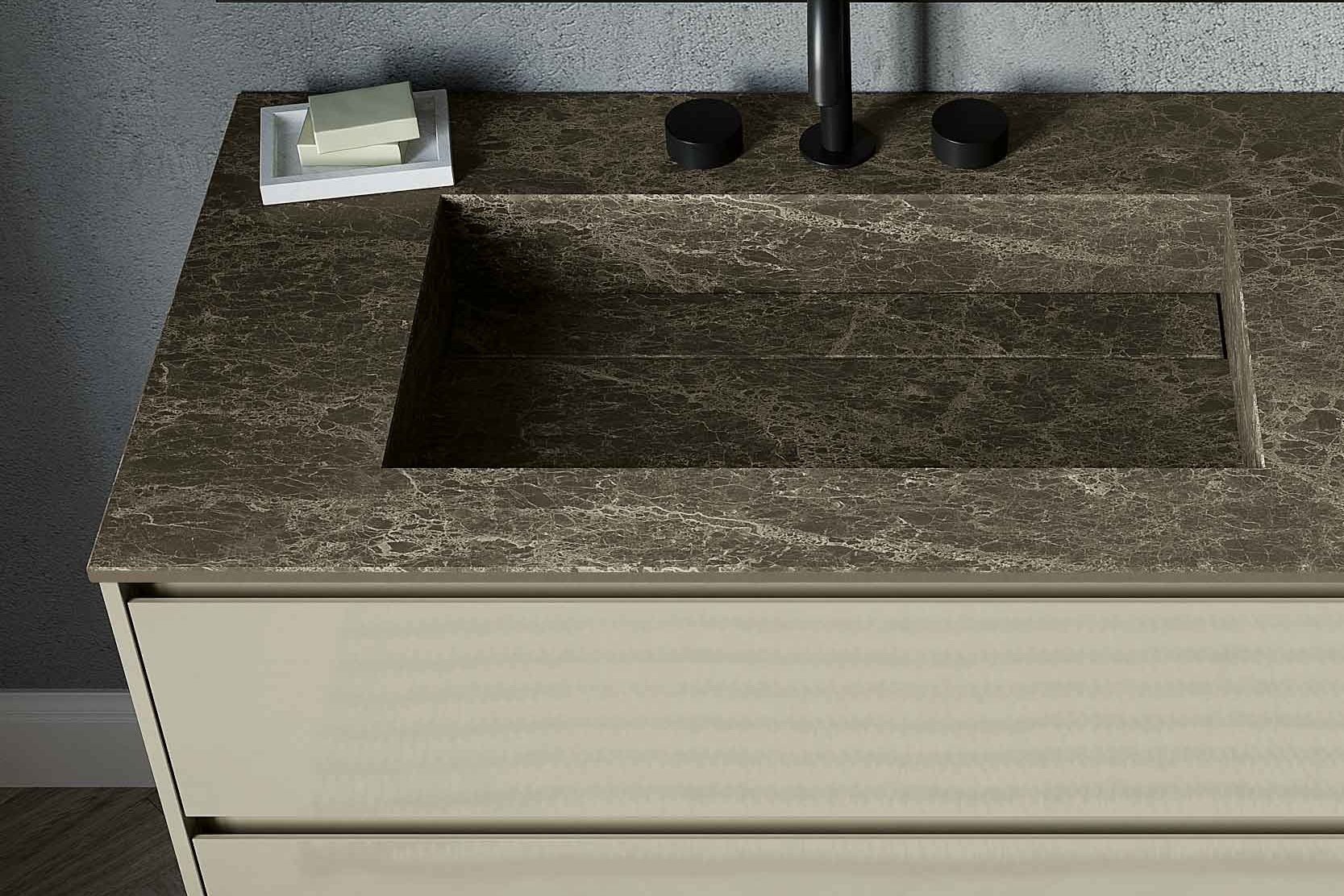 Gress-Waschtisch mit Badmöbeln seidengrau lackiert